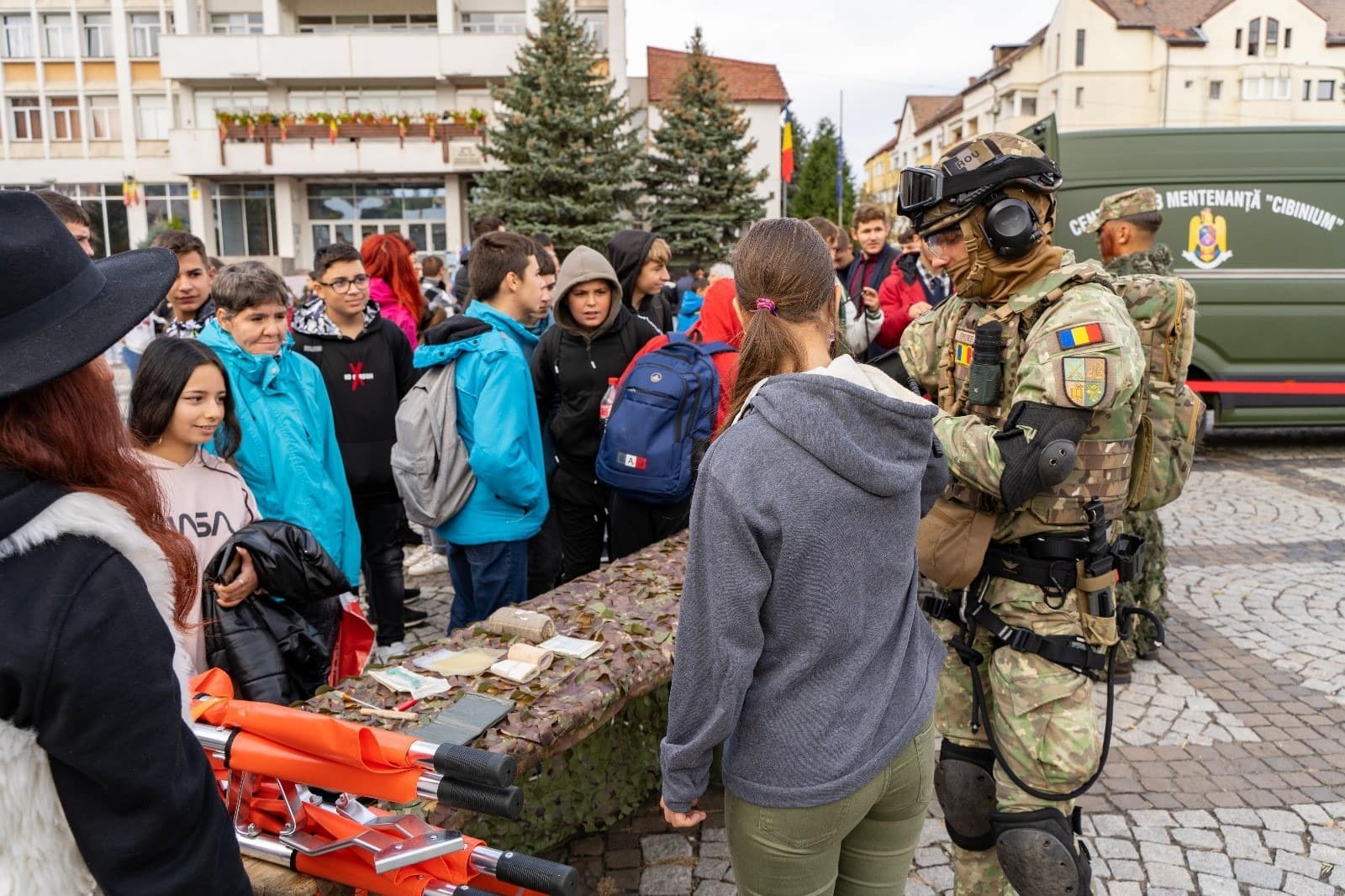 Mediaş. “Ziua Armatei României în Școli” - Esential Romania